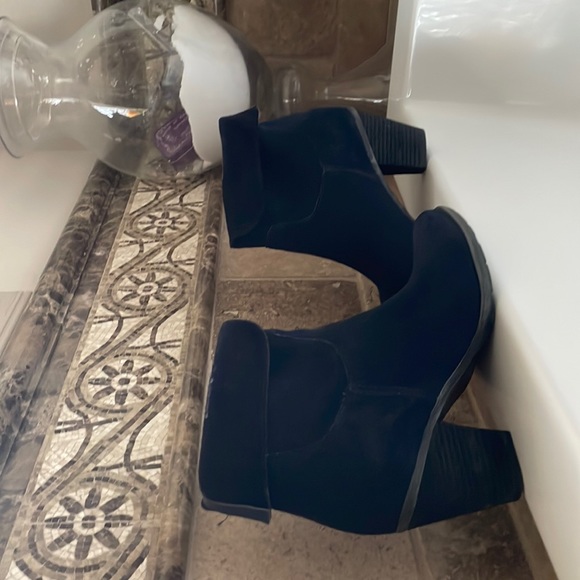 Blondo | Shoes | Blondo Navy Blue Suede Water Resistant Booties 7 ...